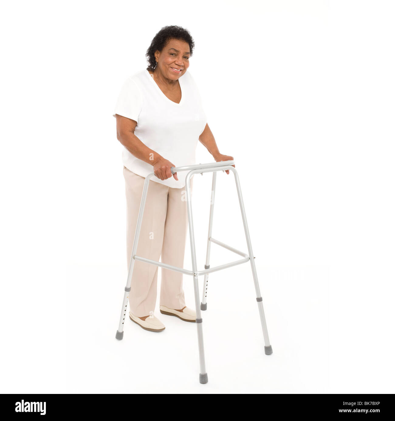Frauen mit gehhilfe -Fotos und -Bildmaterial in hoher Auflösung – Alamy