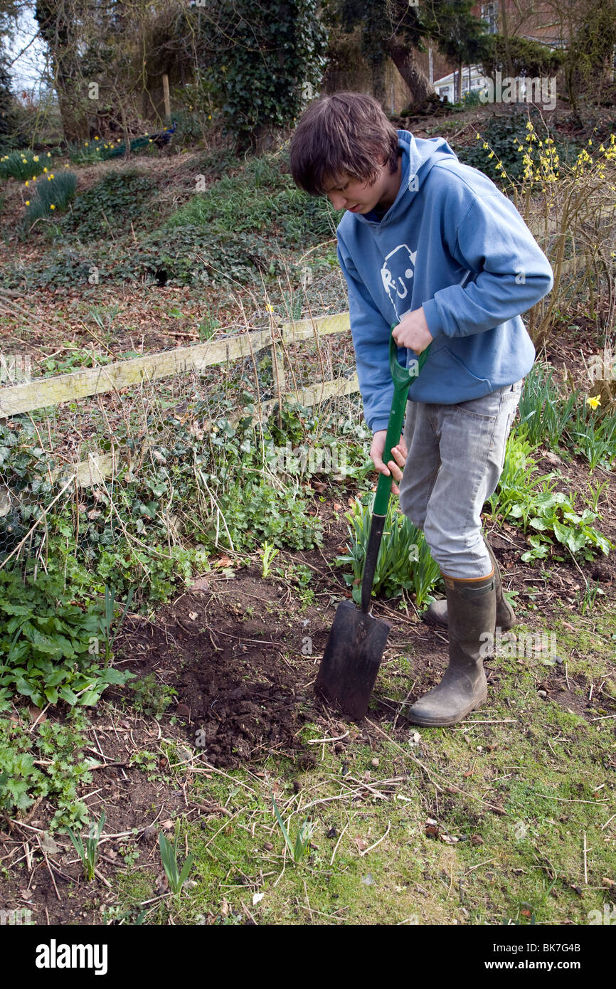 Digging hole garden -Fotos und -Bildmaterial in hoher Auflösung – Alamy
