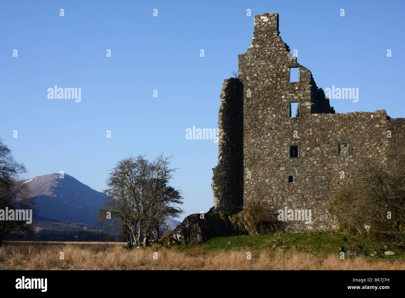 Kilchurn Castle auf dem Ufer von Loch Awe, Schottland, gegen den ...
