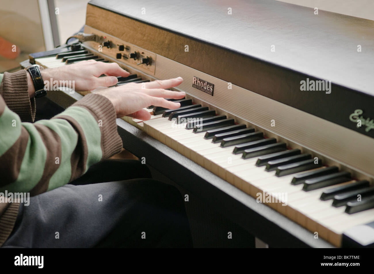Roland rhodes mk 80 -Fotos und -Bildmaterial in hoher Auflösung – Alamy Roland rhodes mk 80 -Fotos und -Bildmaterial in hoher Auflösung – Alamy