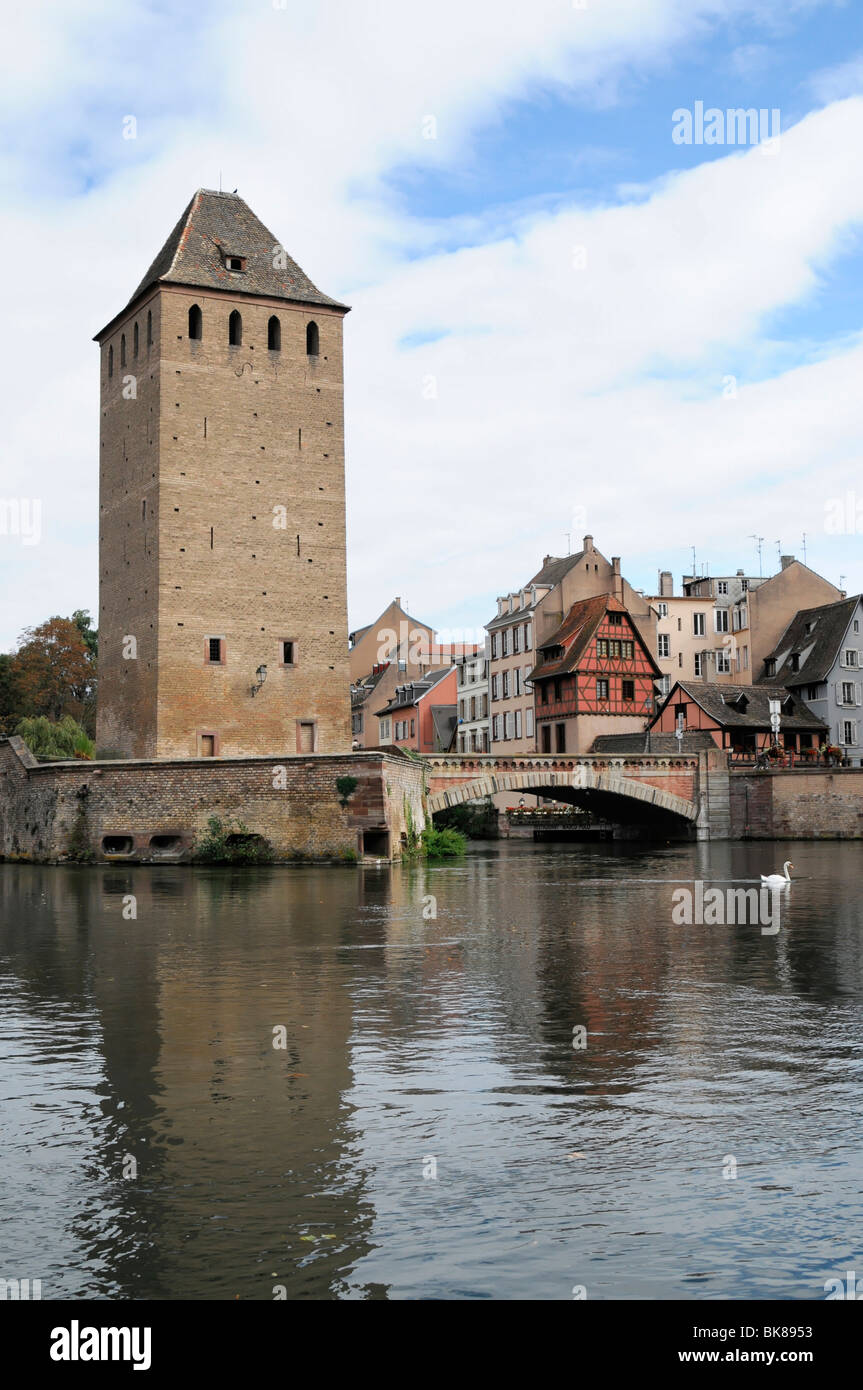 Turm der ehemaligen Stadtbefestigung, Bootsfahrt auf dem Fluss Ill ...