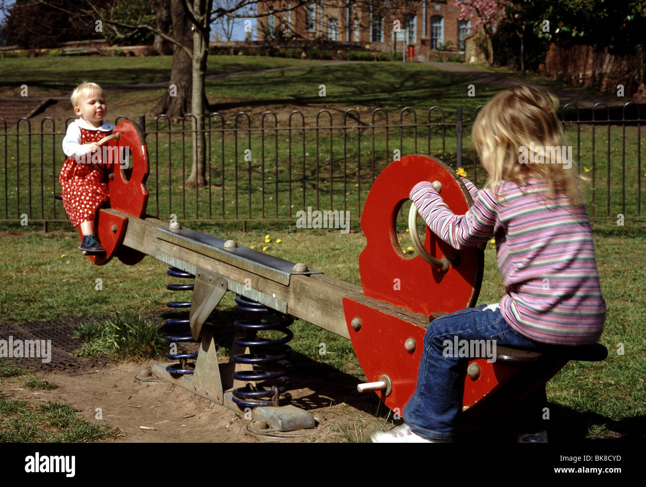 Kinder auf wippe -Fotos und -Bildmaterial in hoher Auflösung – Alamy