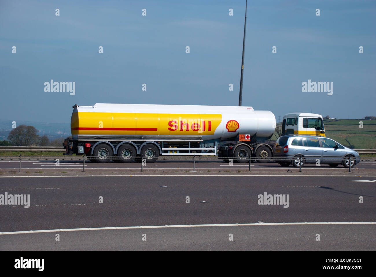Shell fuel lorry -Fotos und -Bildmaterial in hoher Auflösung – Alamy
