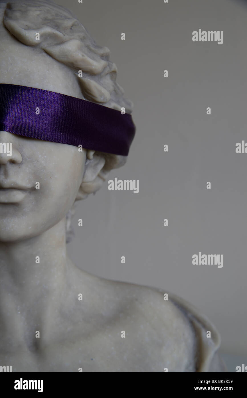 Figur mit verbundenen augen -Fotos und -Bildmaterial in hoher Auflösung ...