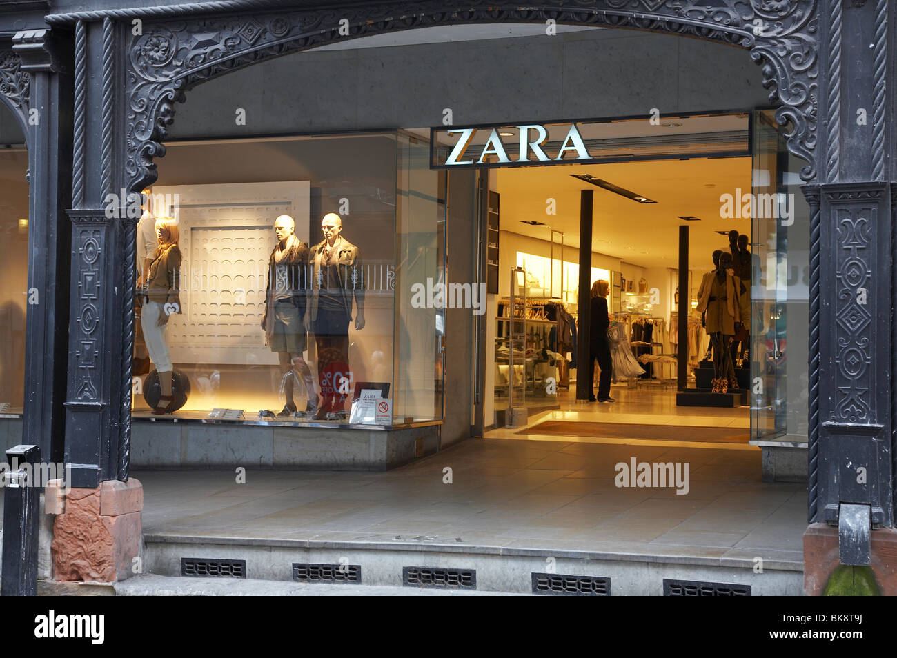 Zara shopfront -Fotos und -Bildmaterial in hoher Auflösung – Alamy