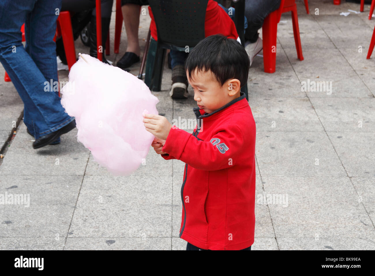 Junge Isst Zuckerwatte Stockfotos und -bilder Kaufen - Alamy