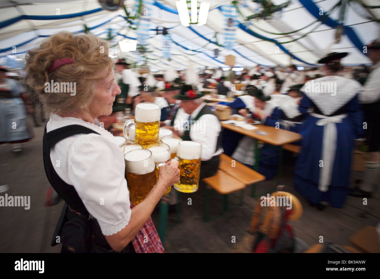 Oktoberfest kellnerin tragen -Fotos und -Bildmaterial in hoher ...