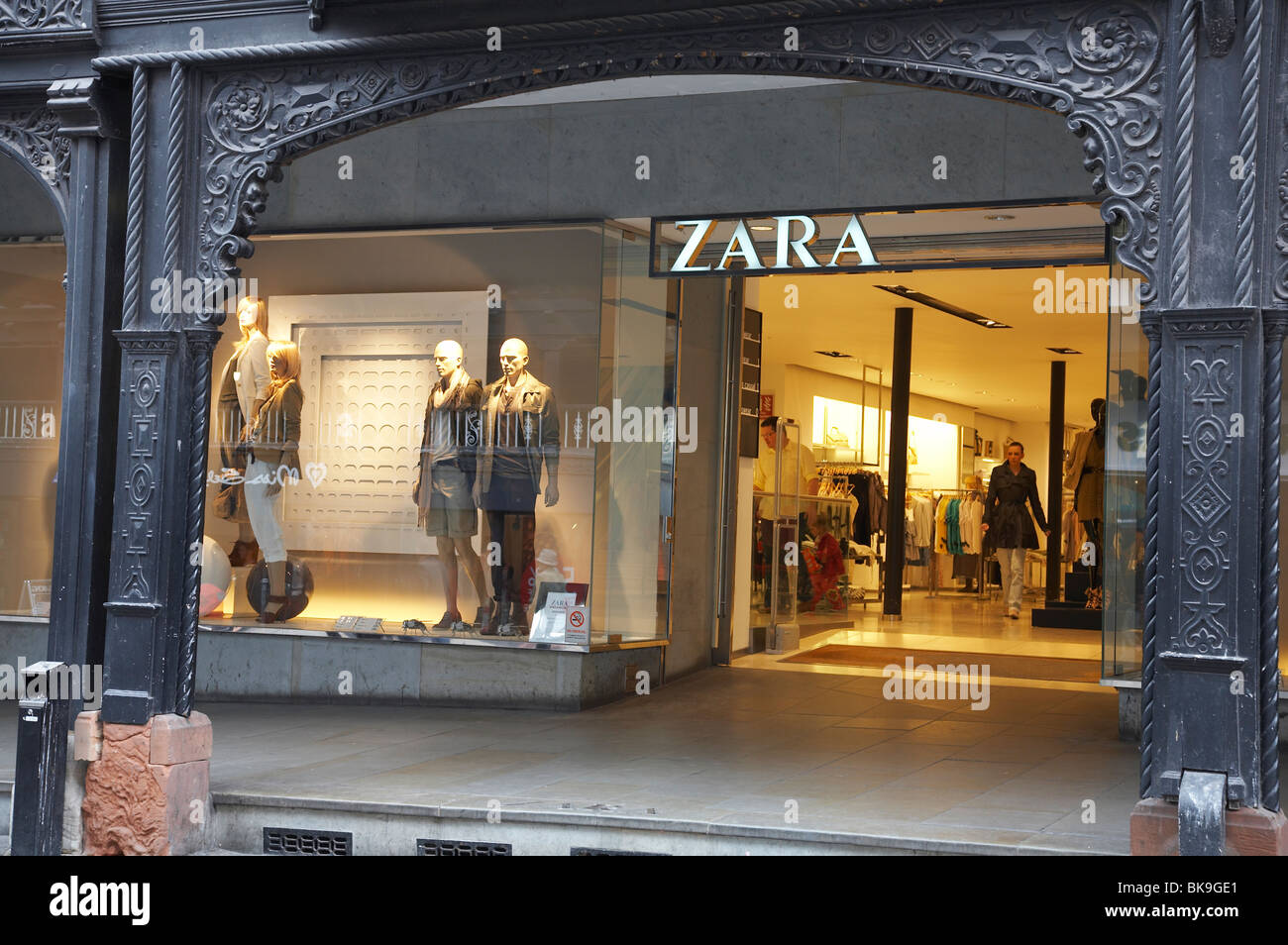 Zara shopfront -Fotos und -Bildmaterial in hoher Auflösung – Alamy
