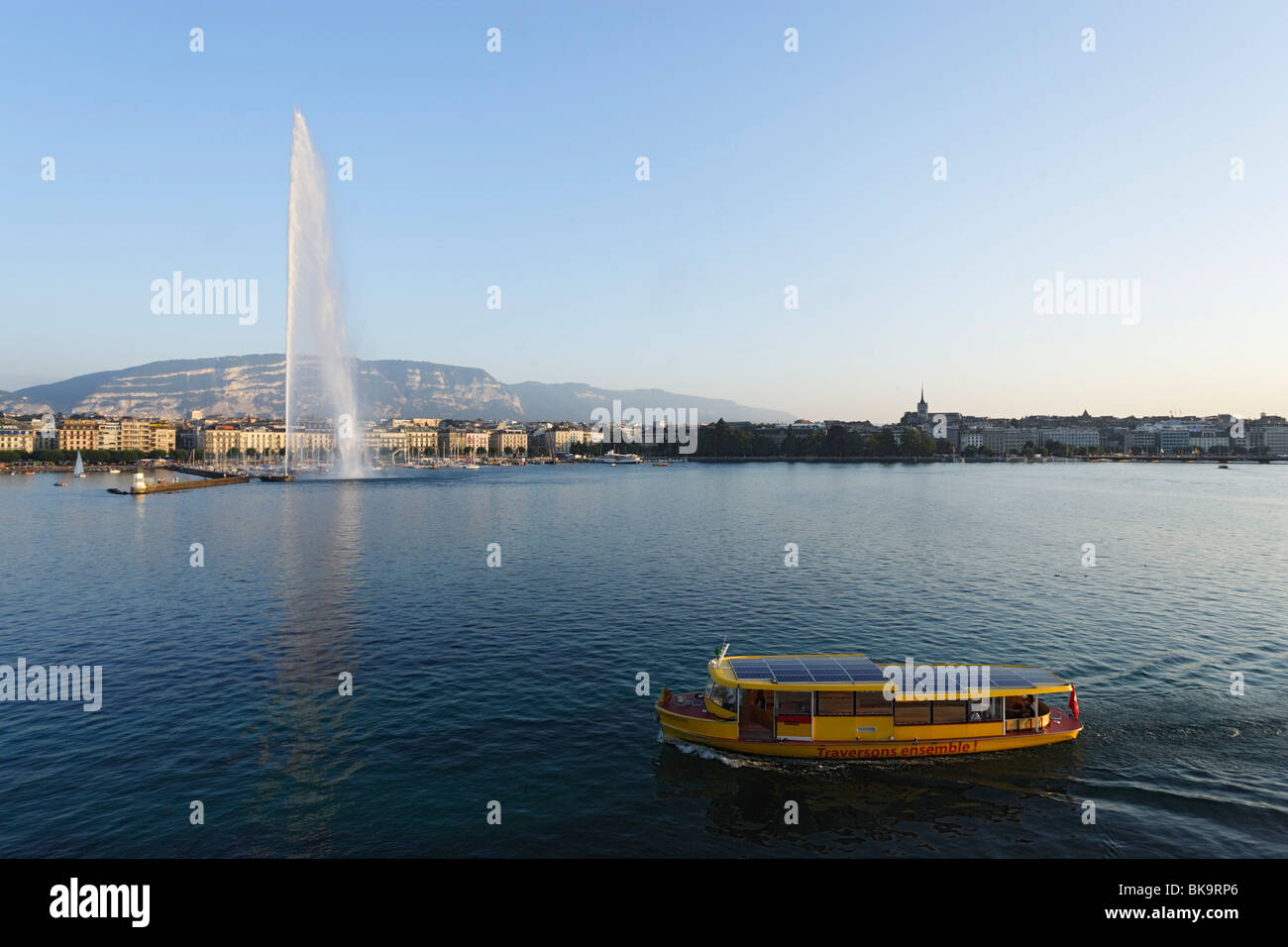 Wasserbus und Jet d ' Eau (eine der größten Fontänen der Welt), Genfer ...