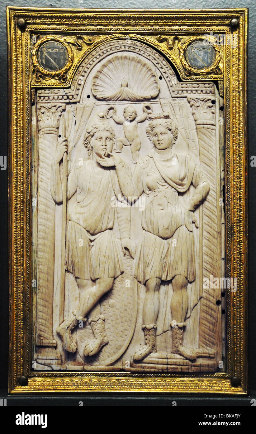 Ivory diptych -Fotos und -Bildmaterial in hoher Auflösung – Alamy