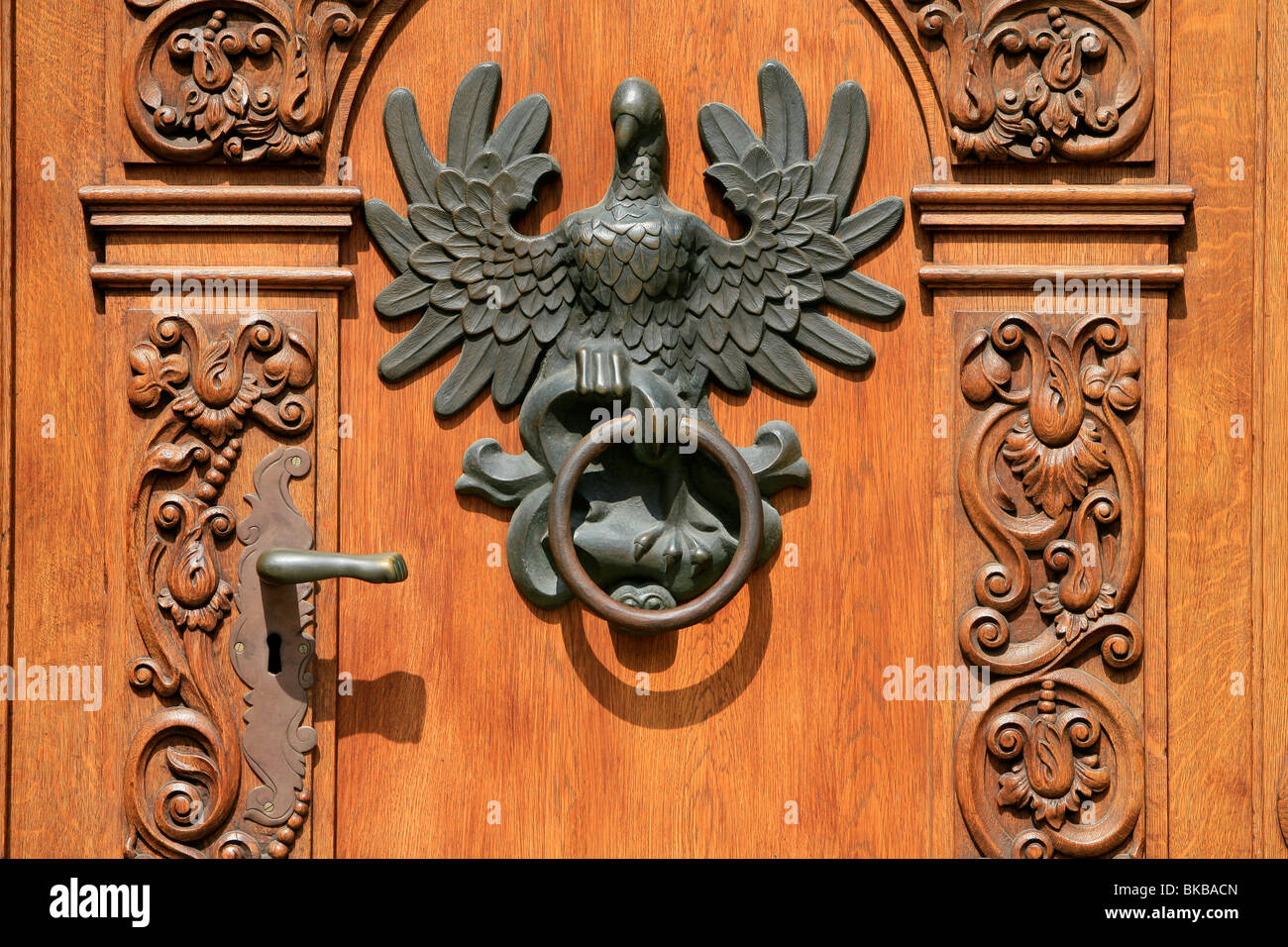 Aus holz geschnitzter adler -Fotos und -Bildmaterial in hoher Auflösung – Alamy