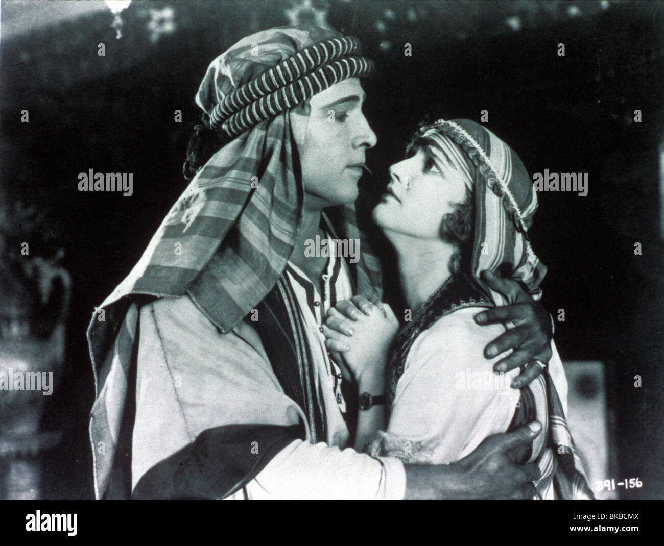The sheik 1921 rudolph valentino -Fotos und -Bildmaterial in hoher ...