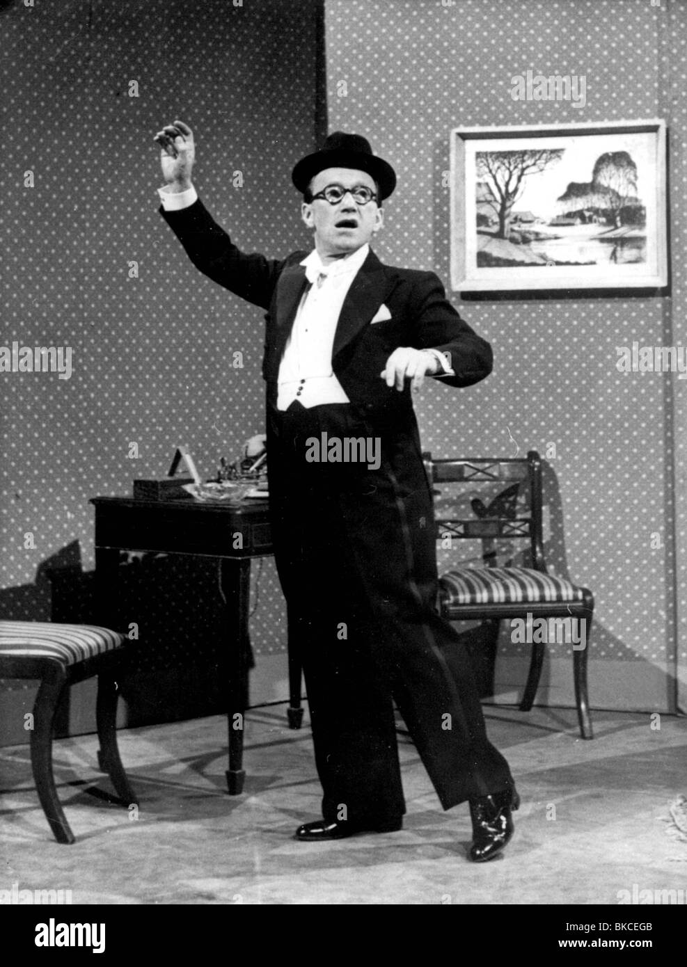 Arthur askey -Fotos und -Bildmaterial in hoher Auflösung – Alamy