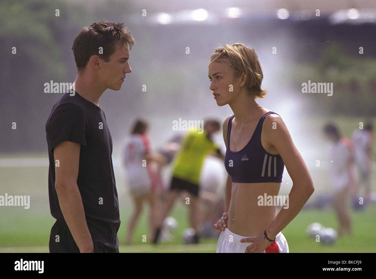 Bend like beckham 2002 keira -Fotos und -Bildmaterial in hoher Auflösung – Alamy