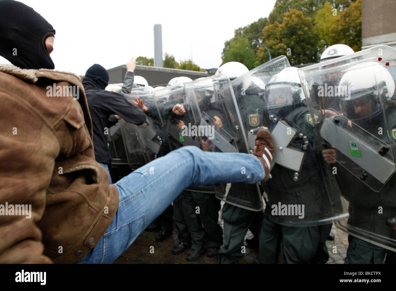 Police riot gear -Fotos und -Bildmaterial in hoher Auflösung – Alamy
