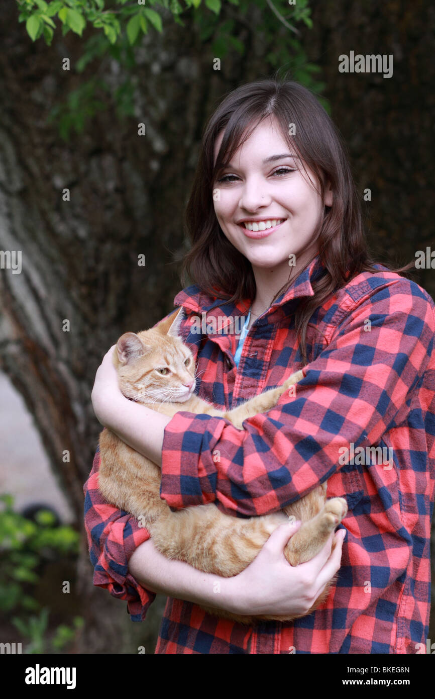 Mädchen mit der katze -Fotos und -Bildmaterial in hoher Auflösung – Alamy