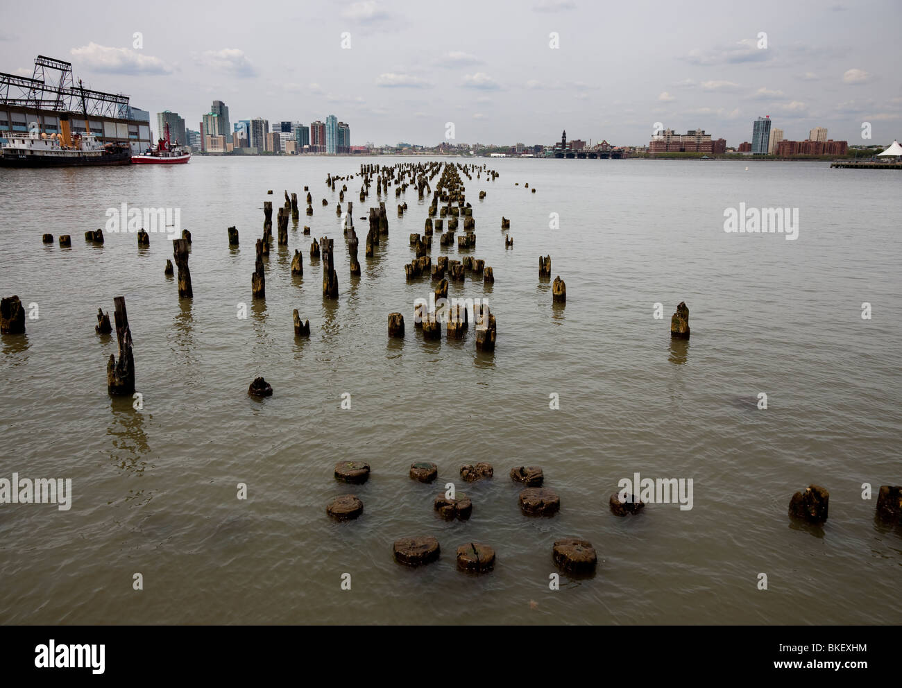 Alte hölzerne Pier unterstützt im Hudson River Pier 40 Manhattan New ...