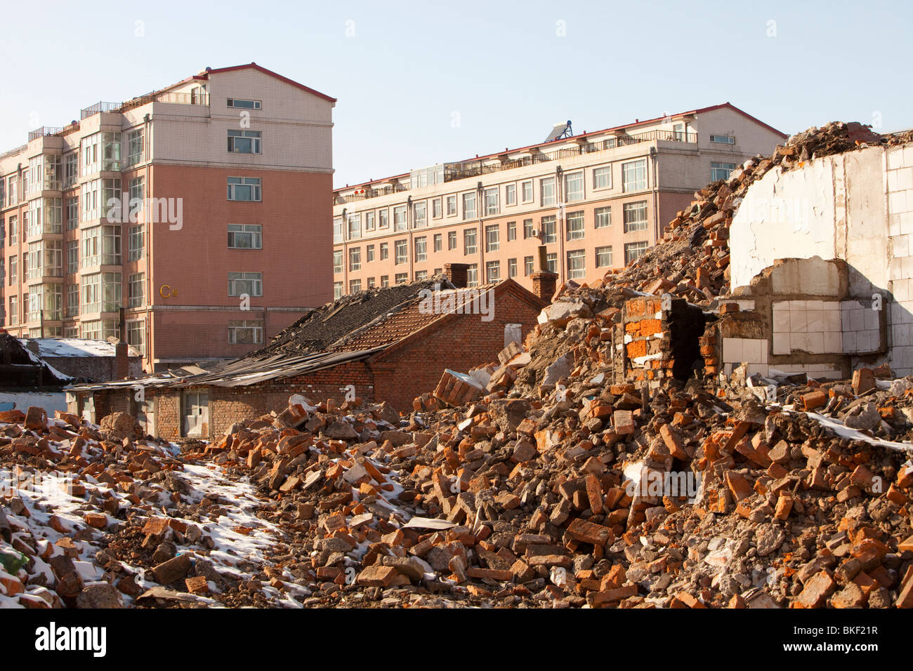 Slum Häuser werden abgerissen und durch moderne Wohnblocks in Suihua ...