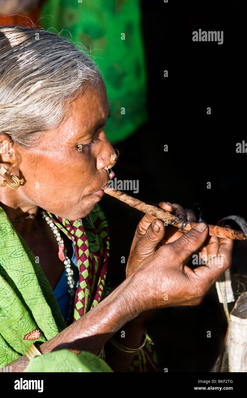 Bidi indian cigarette -Fotos und -Bildmaterial in hoher Auflösung – Alamy