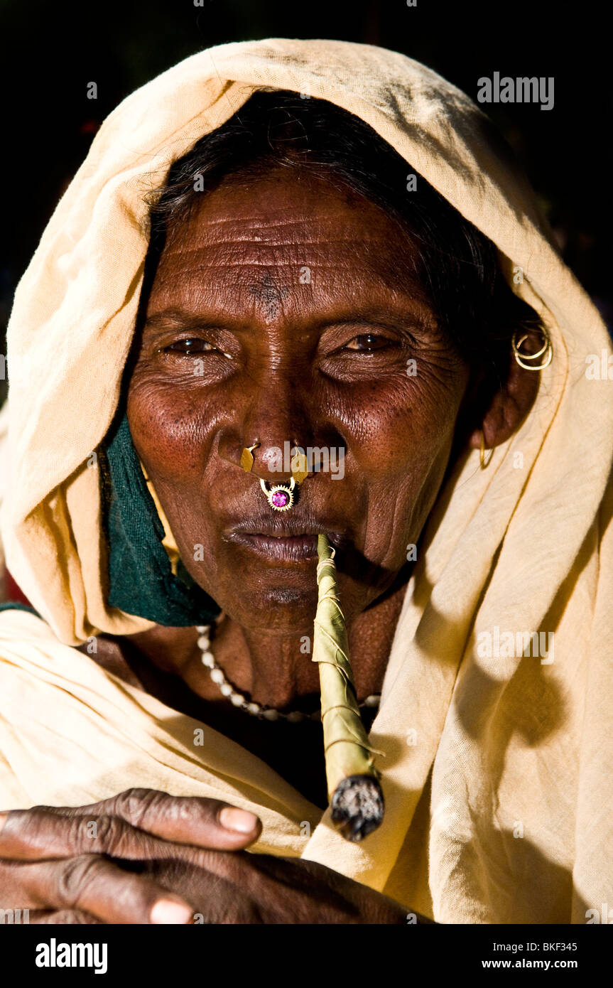 Bidi indian cigarette -Fotos und -Bildmaterial in hoher Auflösung – Alamy
