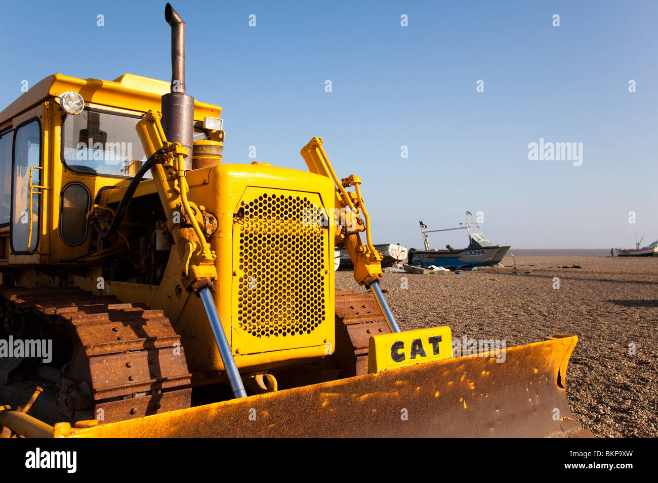 Gelbe Raupe Planierraupe am Strand von Aldeburgh, Suffolk, UK ...
