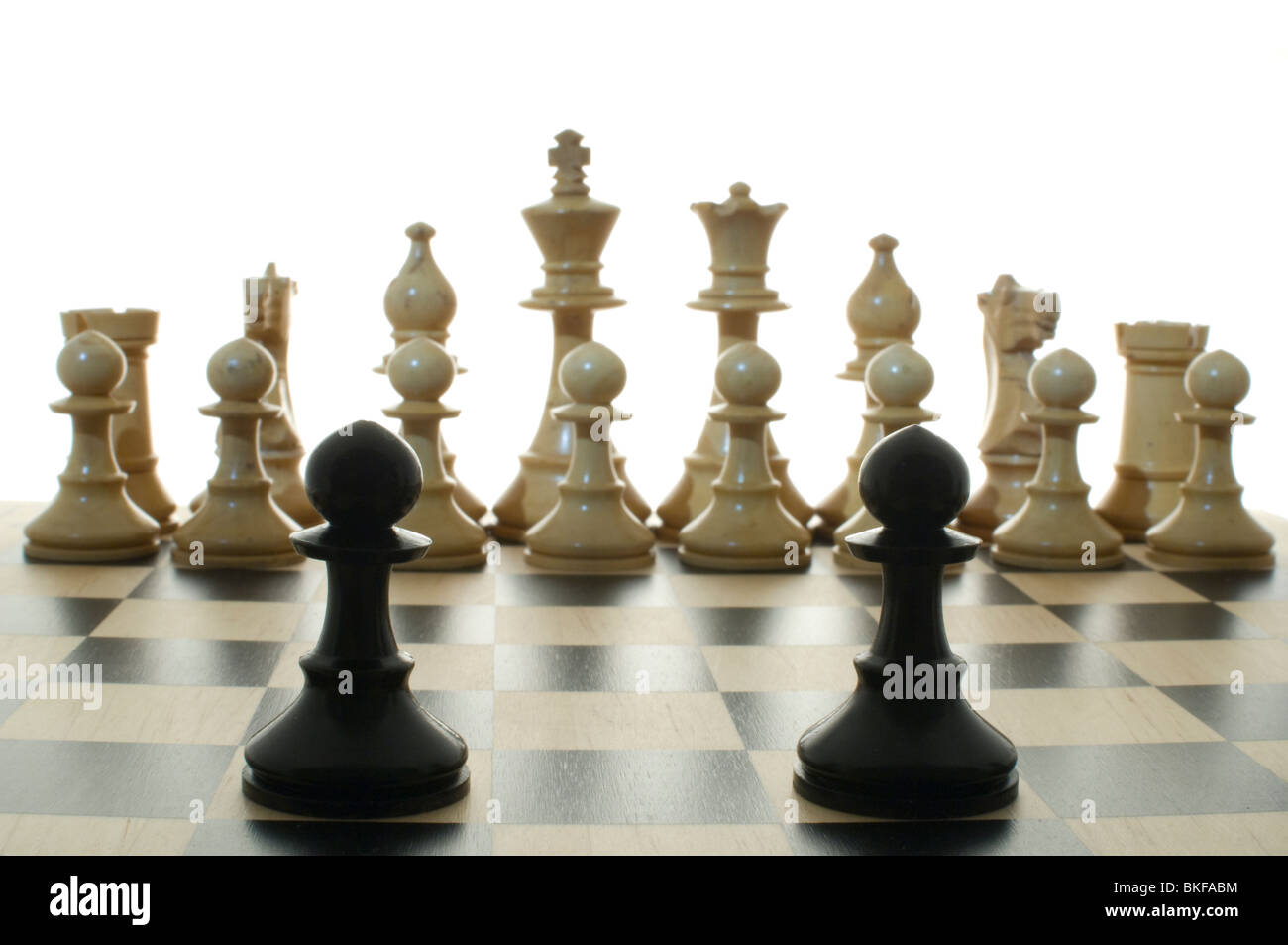 Schach. Zwei schwarze Bauern vor weißen Figuren auf dem Schachbrett ...