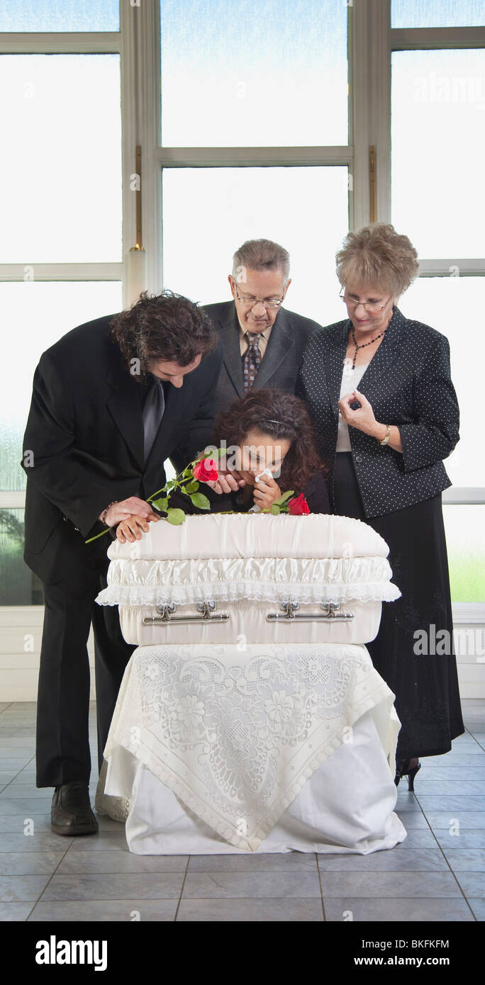 Trauernde menschengruppe -Fotos und -Bildmaterial in hoher Auflösung – Alamy