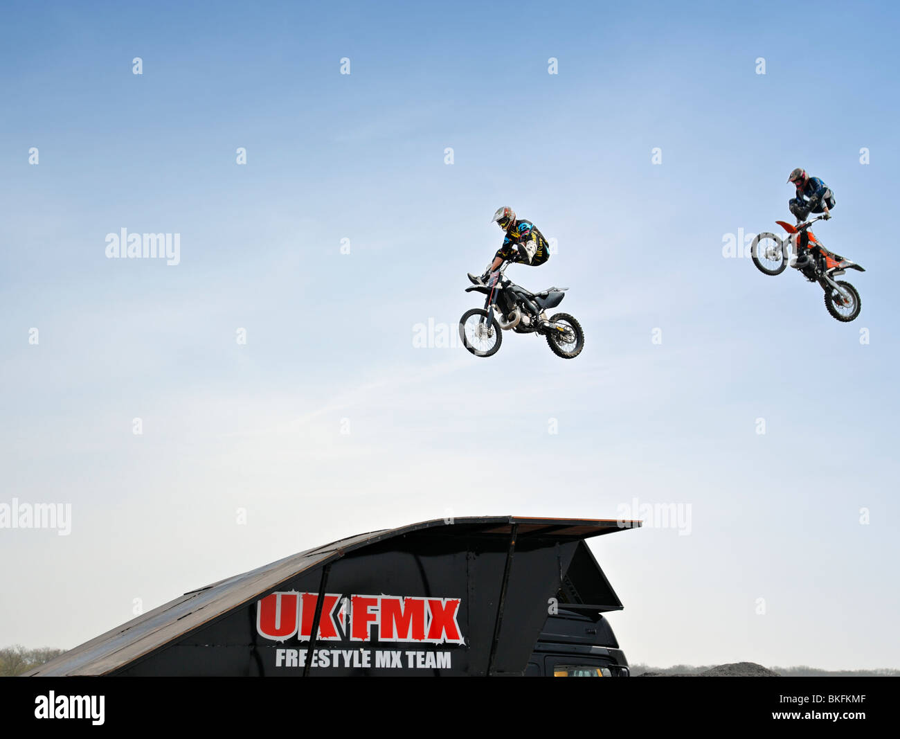 Motocross Fahrer In Der Luft Stockfotos und -bilder Kaufen - Alamy