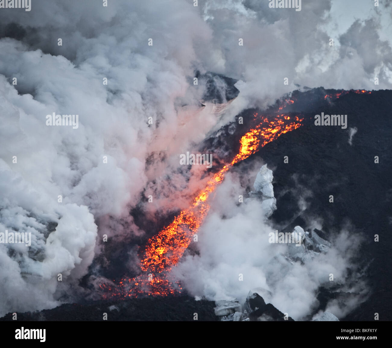 Feuer und Eis-Vulkan Ausbruch in Island am Fimmvörðuháls, einem ...