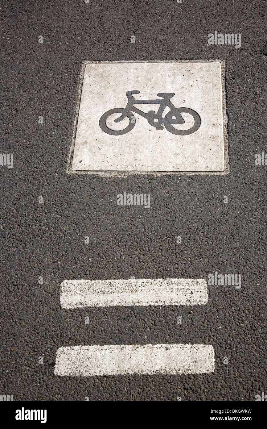 Zyklus Weg Zeichen Grafik - auf Asphalt Stockfotografie - Alamy