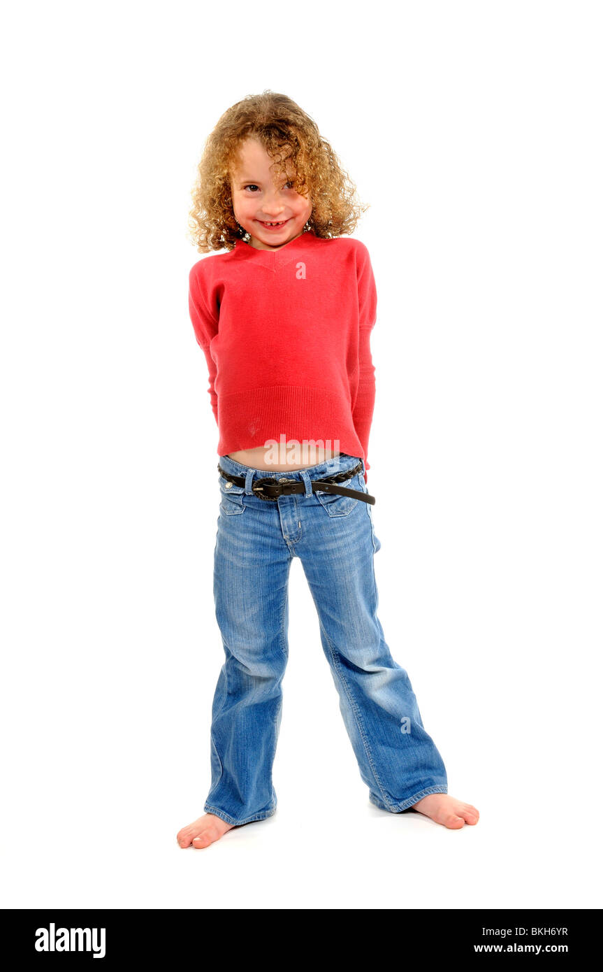 Barfuß posiert sechs Jahre alten Mädchen tragen Bluejeans & ein rotes ...