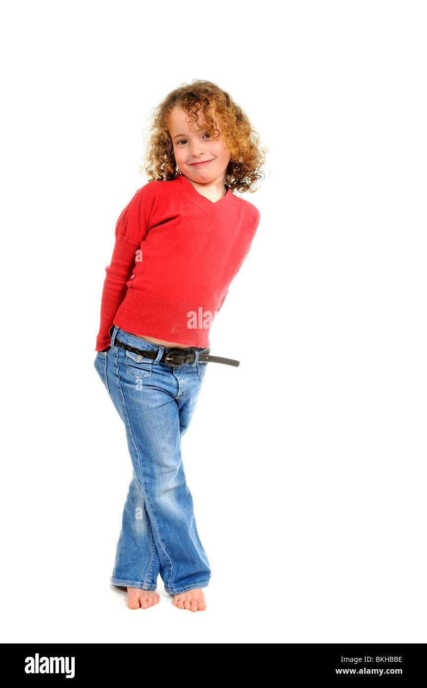 Barfuß posiert sechs Jahre alten Mädchen tragen Bluejeans & ein rotes ...