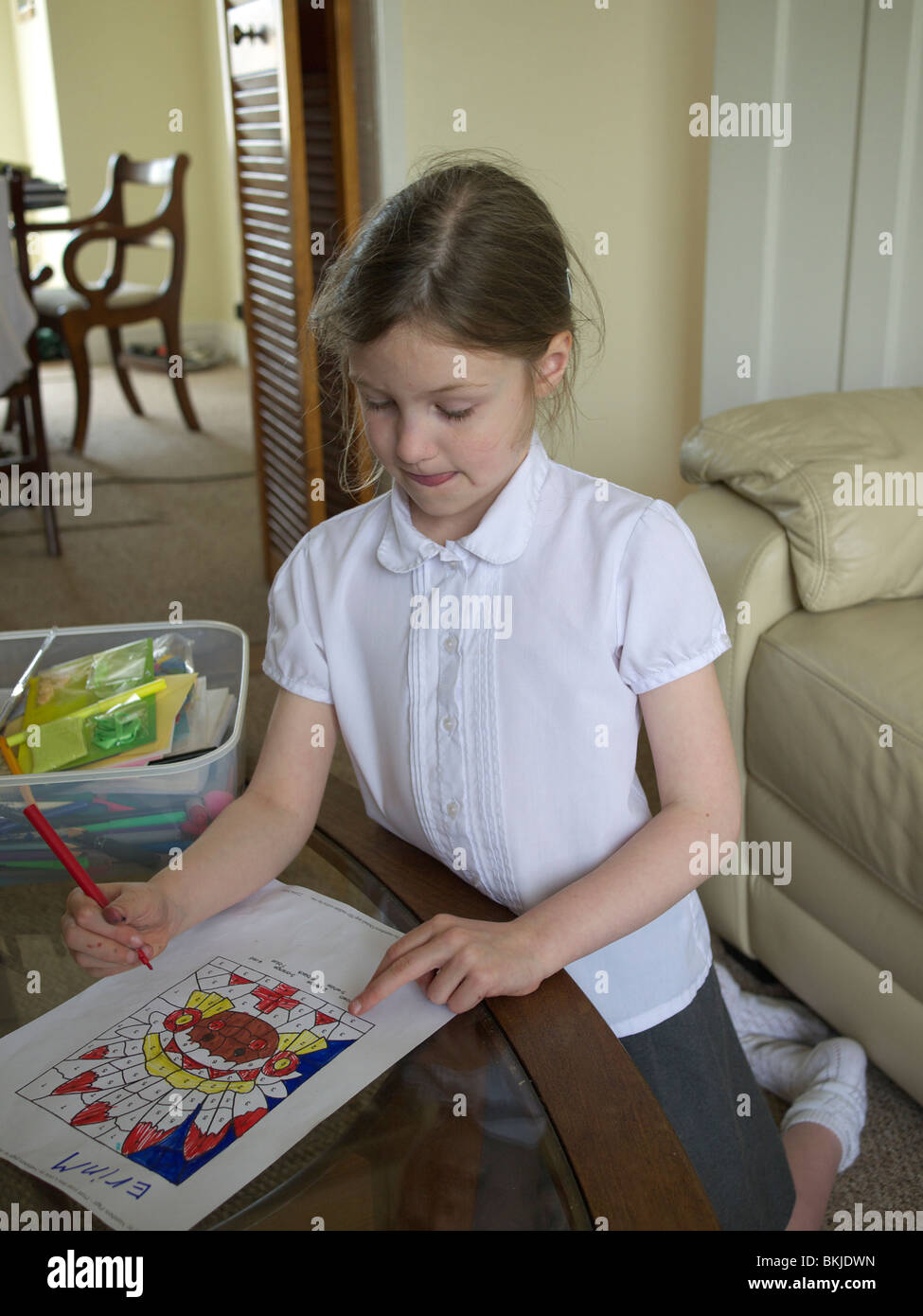 6-jährige Mädchen Färbung im Buch, England UK Stockfotografie - Alamy