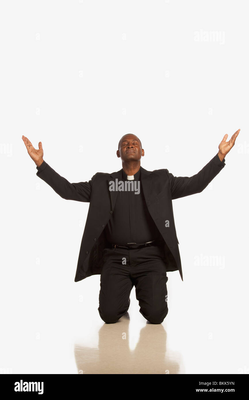 Geistliche knien -Fotos und -Bildmaterial in hoher Auflösung – Alamy