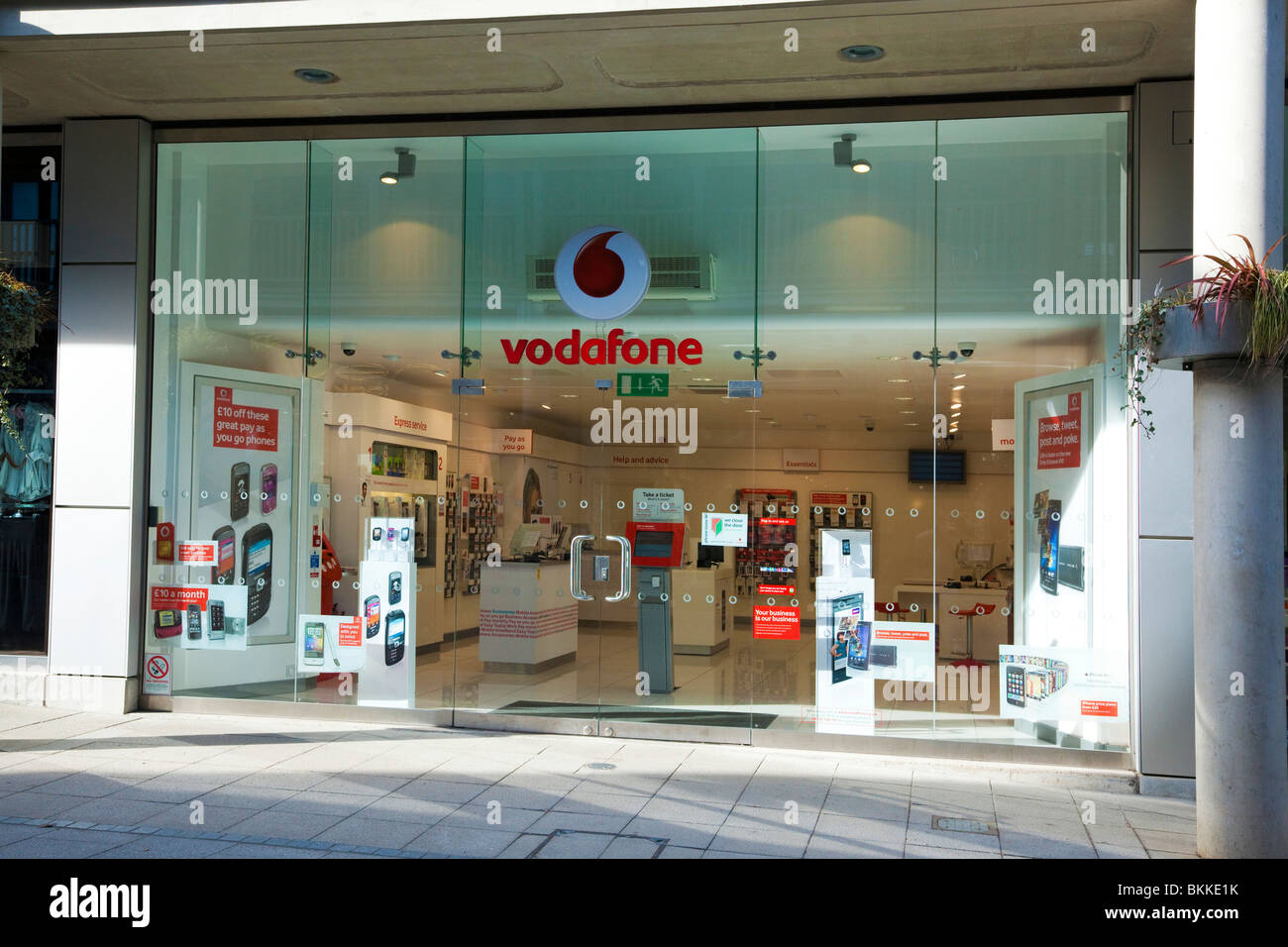 Shop front vodafone -Fotos und -Bildmaterial in hoher Auflösung – Alamy