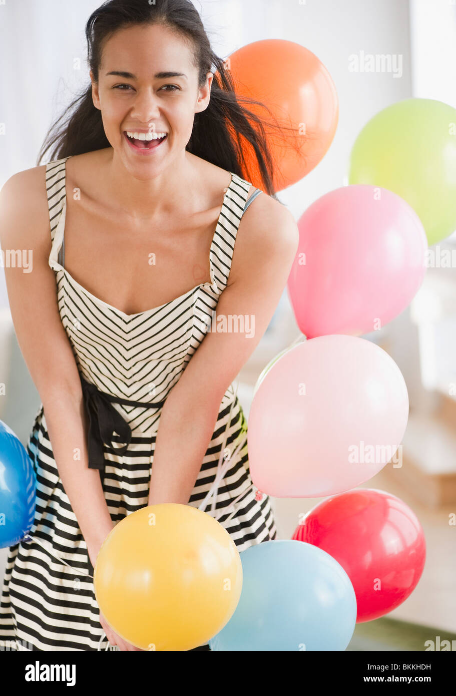 Lachend Mischlinge Frau mit Luftballons Stockfotografie - Alamy