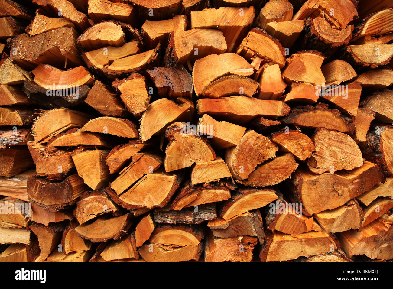 Holzscheite für Feuer im Kamin und Holzkohle Stockfotografie - Alamy