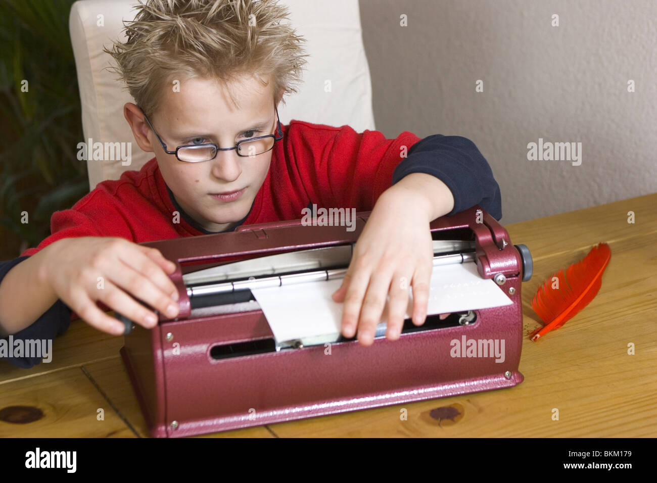 Blindes kind liest -Fotos und -Bildmaterial in hoher Auflösung – Alamy
