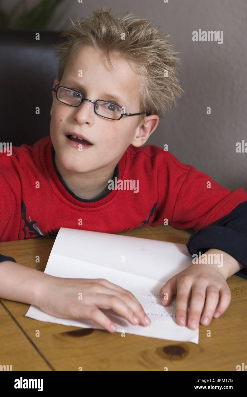 Blindes kind liest -Fotos und -Bildmaterial in hoher Auflösung – Alamy