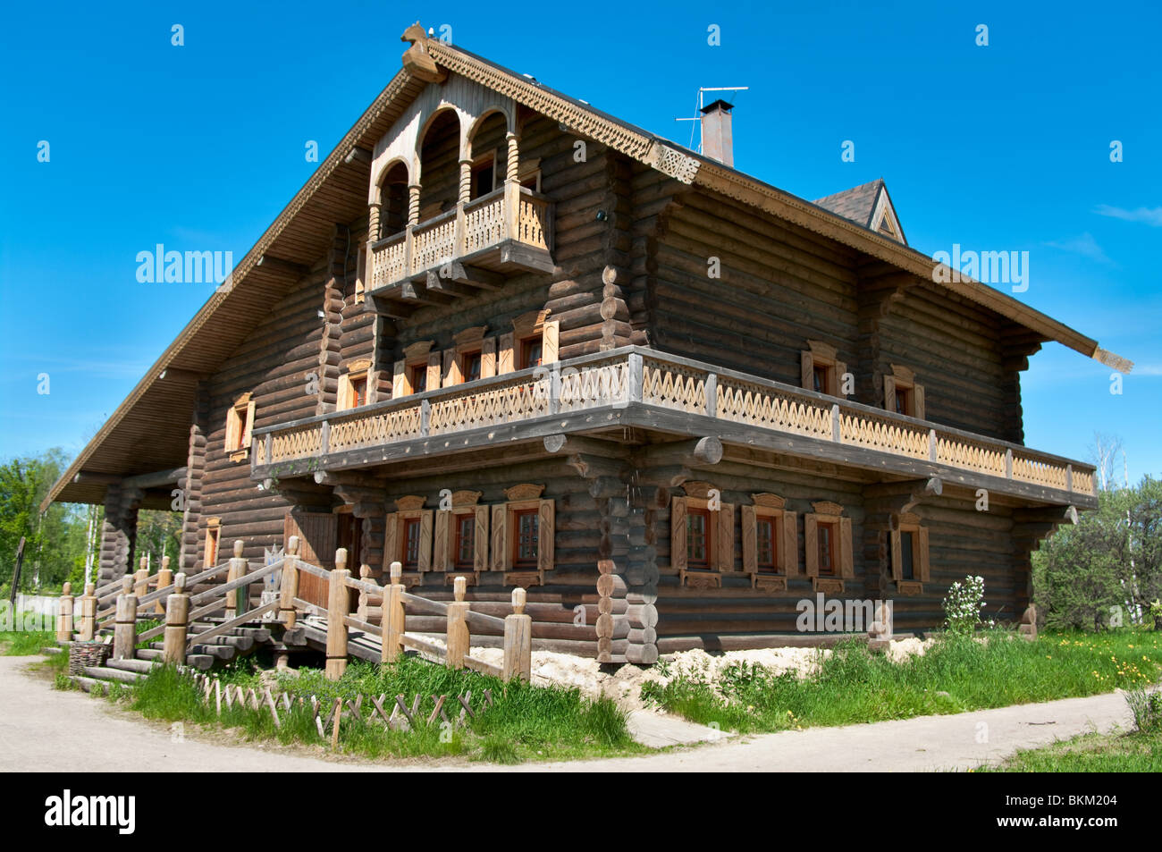 Russische große Holzhaus aus Hölzern und Windows drauf. Es ist ein Dorf ...