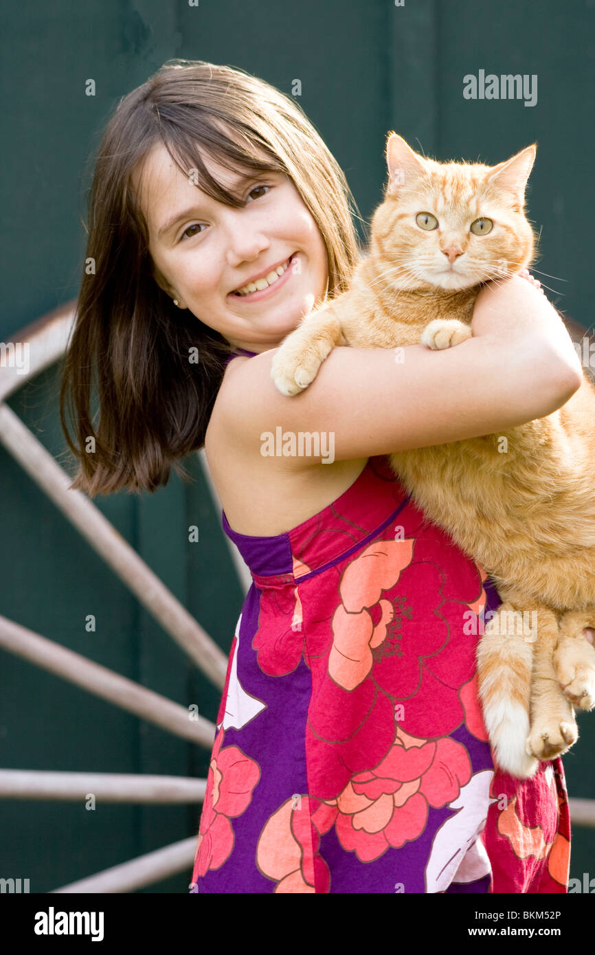 Mädchen und katze -Fotos und -Bildmaterial in hoher Auflösung – Alamy