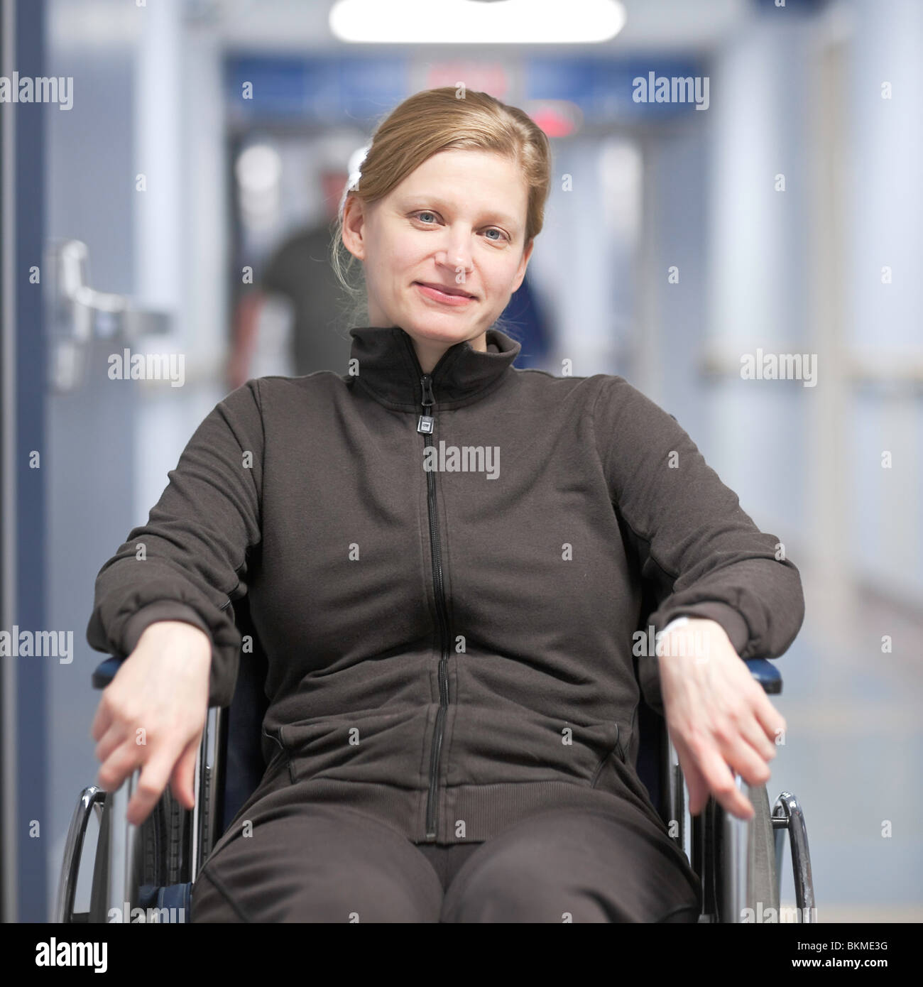 Behinderte person im rollstuhl -Fotos und -Bildmaterial in hoher ...