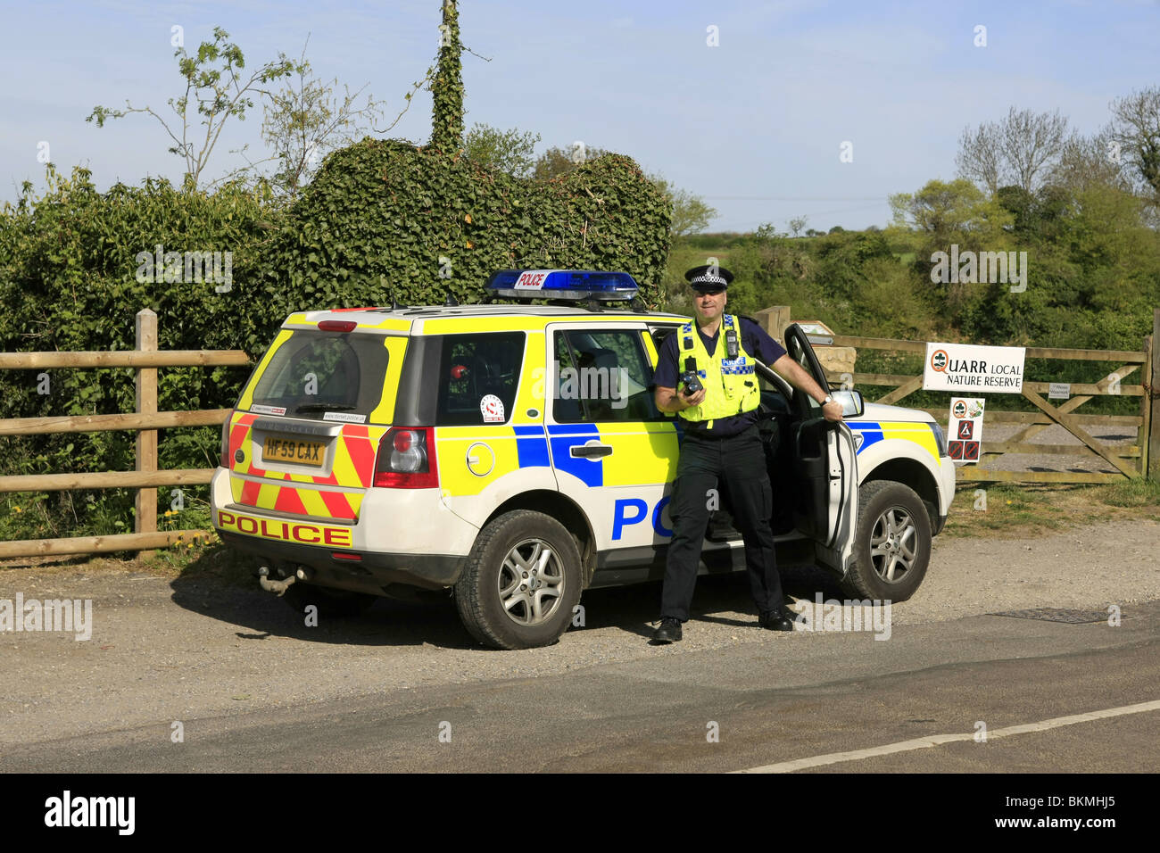 Britischer Polizist und sein Lieblingsmädchen Fahrzeug bereitet sich ...