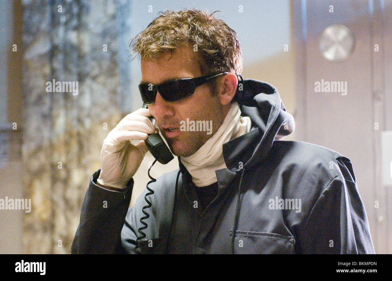 Drinnen mann -Fotos und -Bildmaterial in hoher Auflösung – Alamy