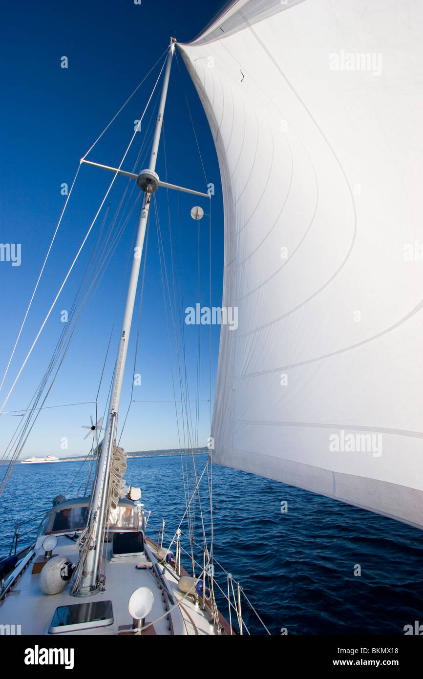 Weiße Segel Segelboot segeln Meer blauer Himmel Stockfotografie - Alamy