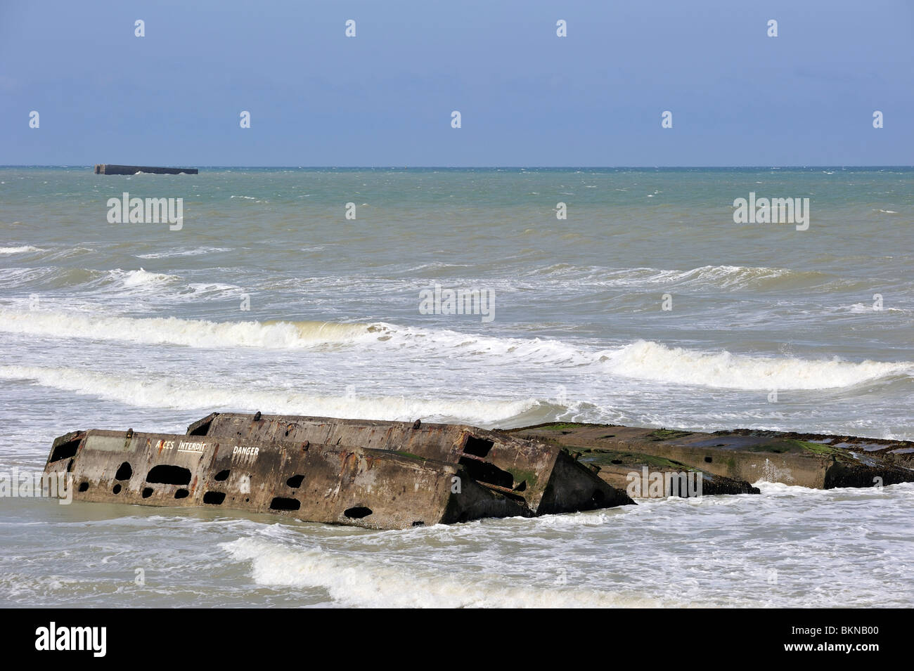 Weltkrieg zwei Phoenix-Senkkästen bilden einen improvisierten Mulberry Hafen am Goldstrand ...