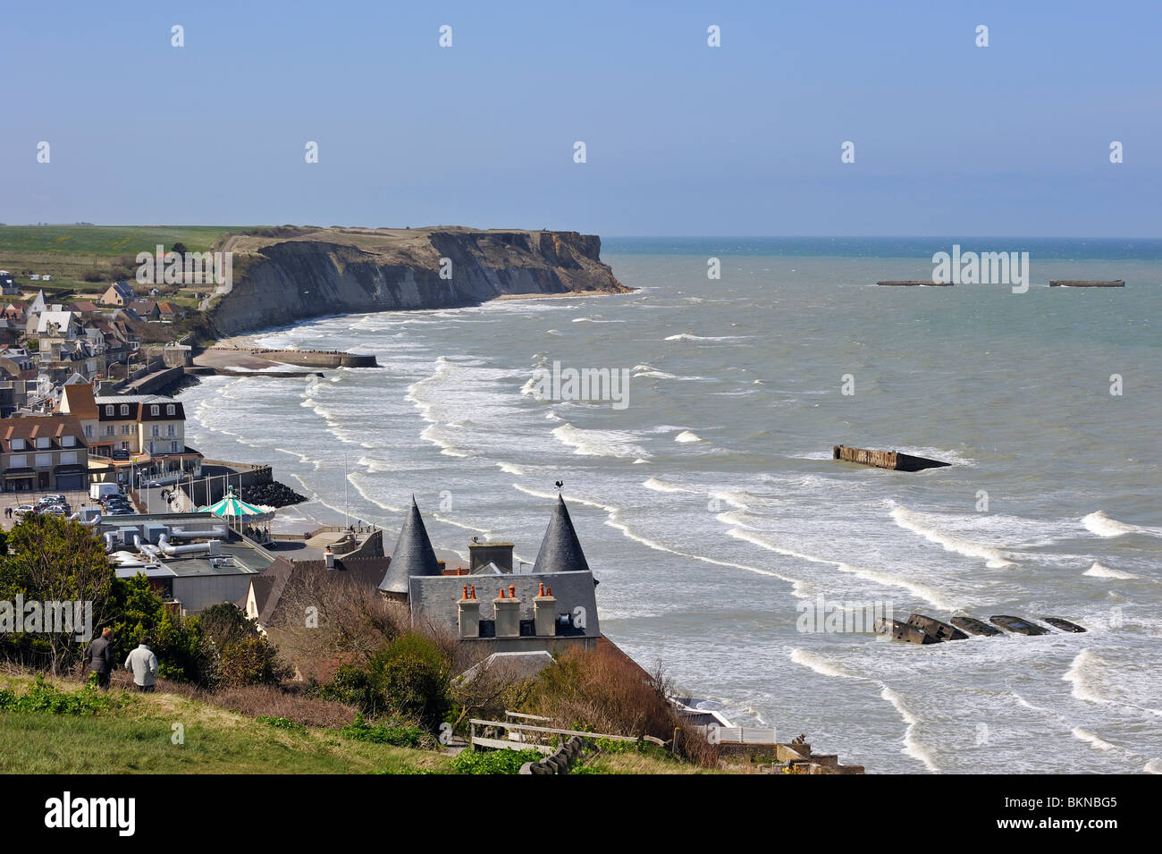 Weltkrieg zwei Phoenix-Senkkästen bilden einen improvisierten Mulberry Hafen am Goldstrand ...