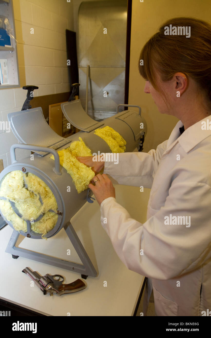 Forensiker Durchsuchen von Kevlar, eine Kugel zu finden. Ballistik ...