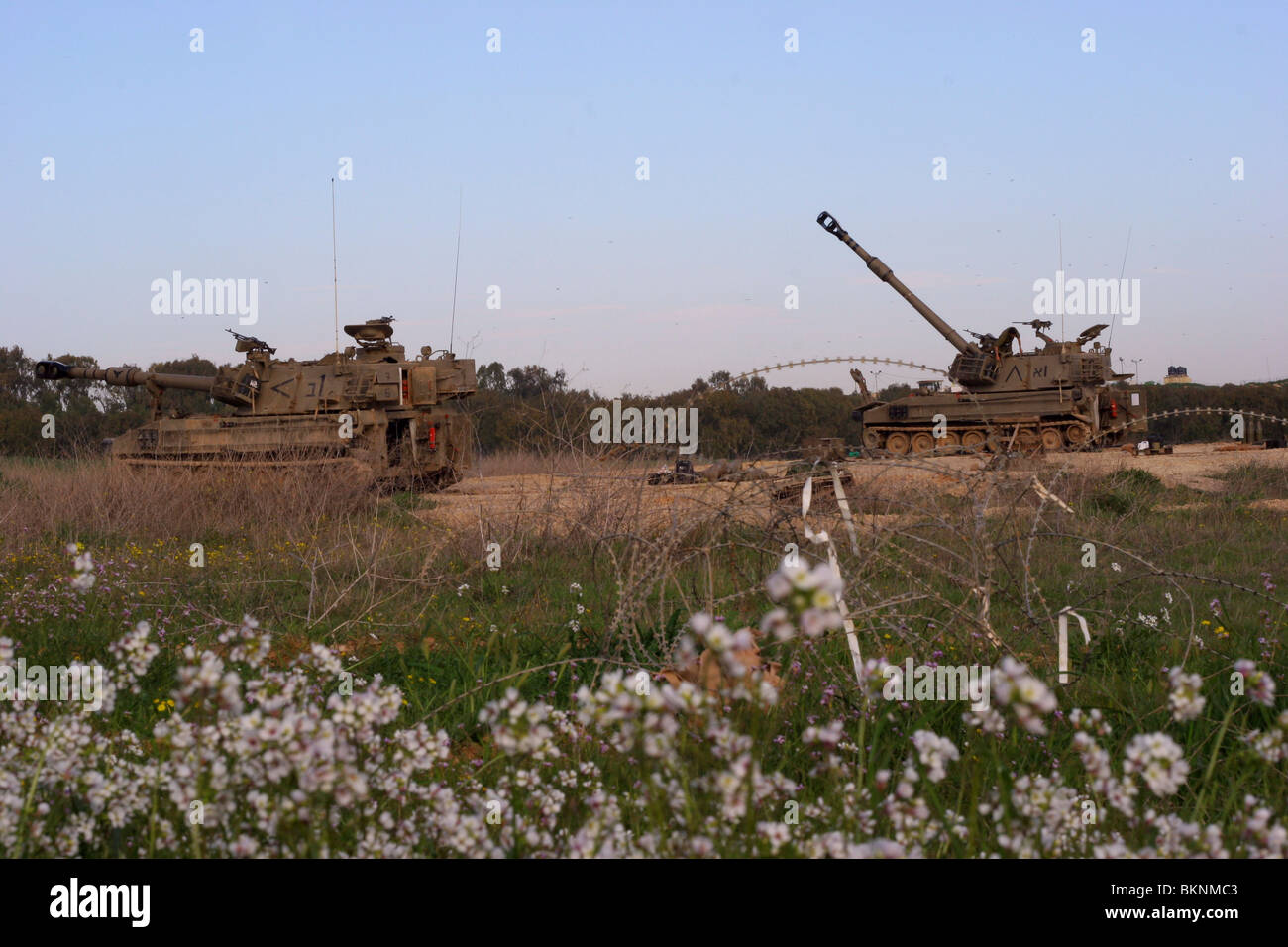 Israel, Gaza-Grenze, IDF Panzer in einem Feld nahe der östlichen Grenze ...