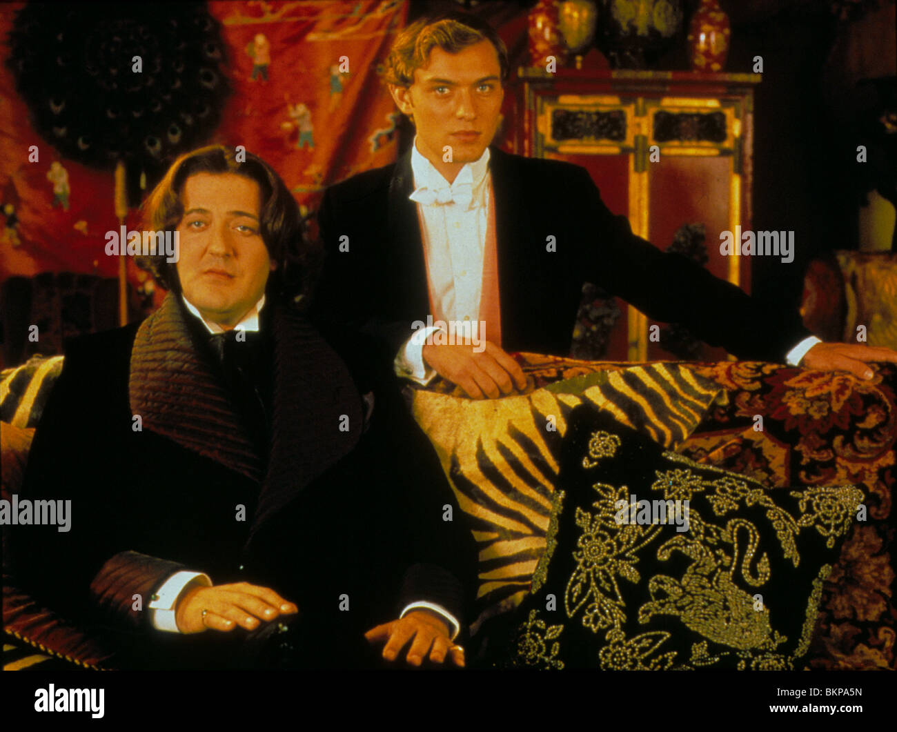 Stephen fry jude law -Fotos und -Bildmaterial in hoher Auflösung – Alamy